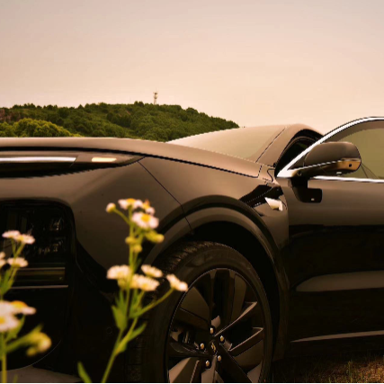 理想L6超级好用的配置-HUD，彩色显示，显示无重影，且内容丰富，不仅可以显示地图、车速及EID信息，现在还可以打灯显示对应盲区信息！ 而安全驾驶交互屏则显得更加的务实，显示的都是一些重要的 ...